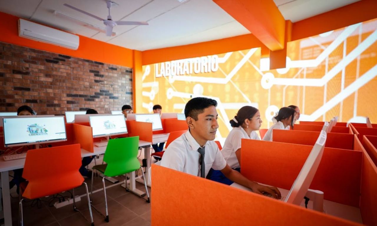 Samuel García inaugura aulas tecnológicas en Pesquería