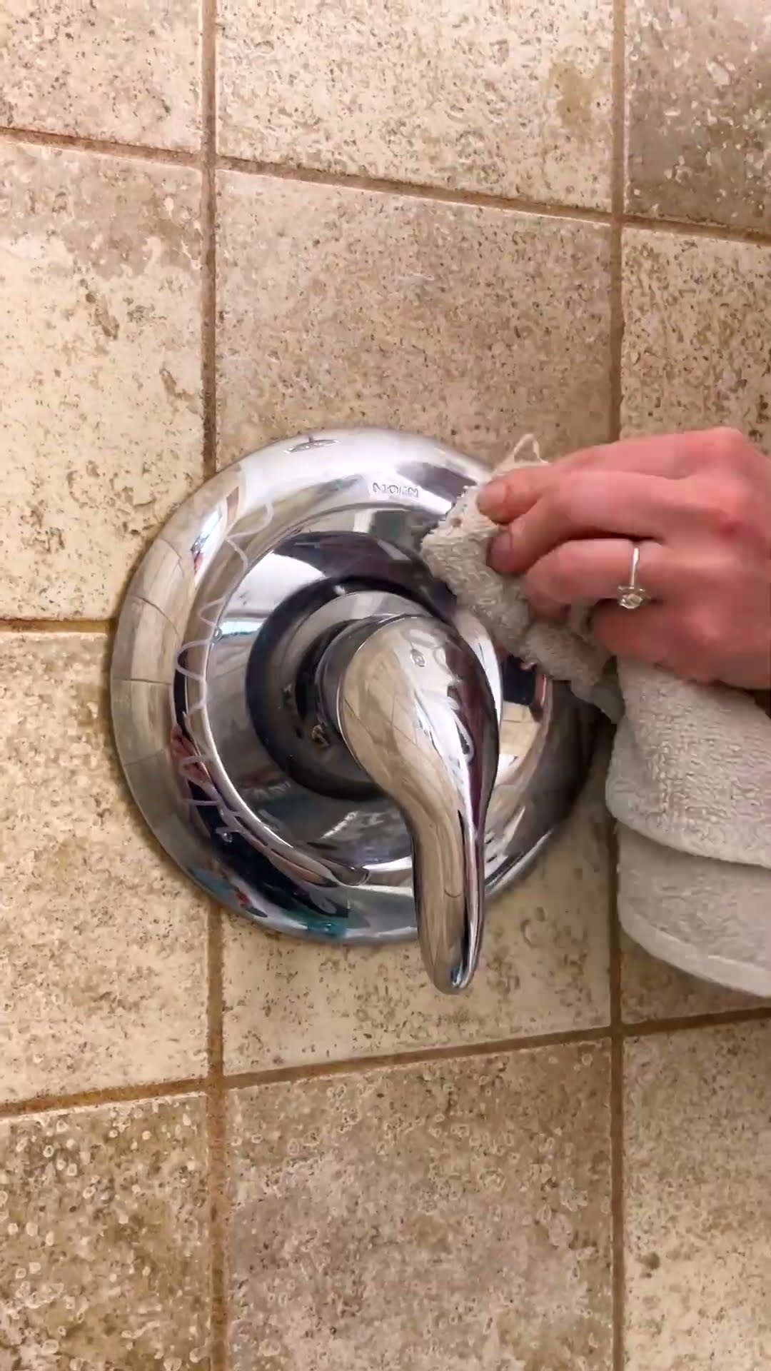 Easy watermarks prevention #hometips #faucet #BathroomCleaning #shower