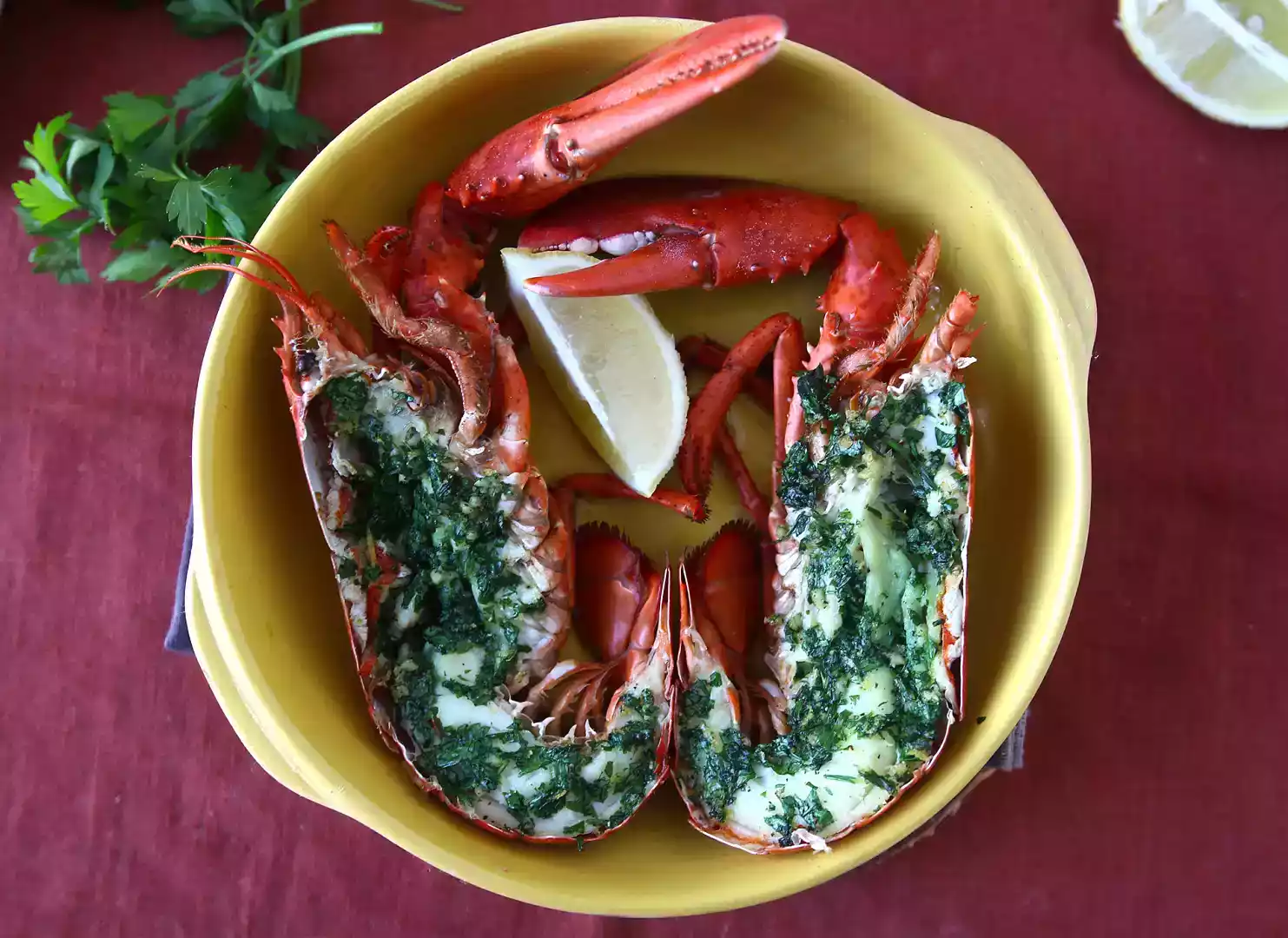 Astice al forno con prezzemolo e limone: semplicità e raffinatezza a tavola