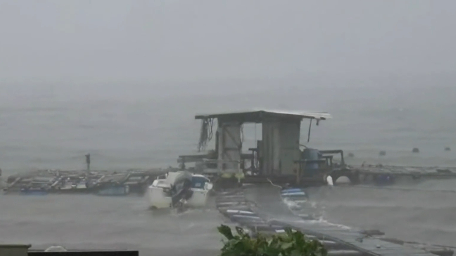 Tropical Cyclone Koji set to cross Queensland coast as Category 2 storm