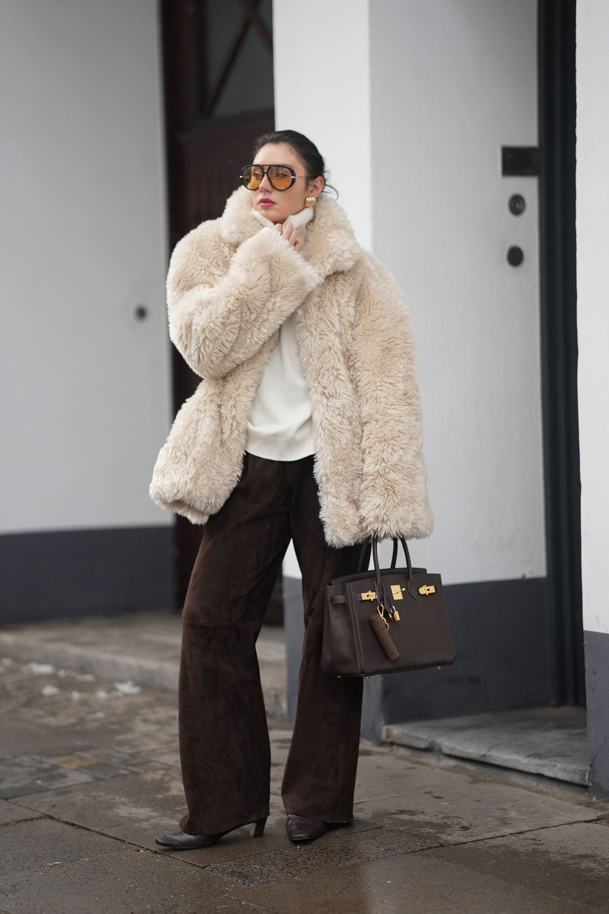 Los jeans color café se combinan con estos zapatos en tendencia para un ...