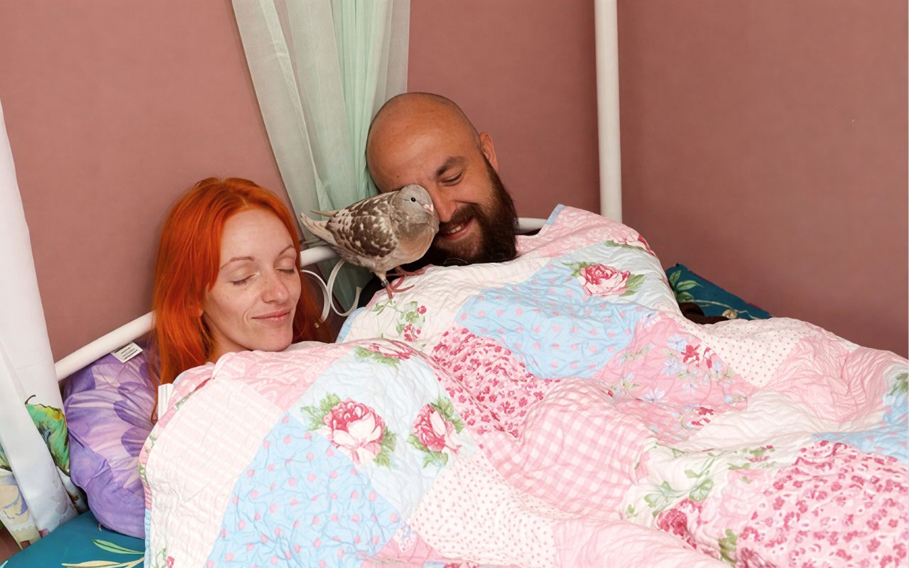 Je force mon mari à partager notre lit conjugal avec mes deux pigeons ...