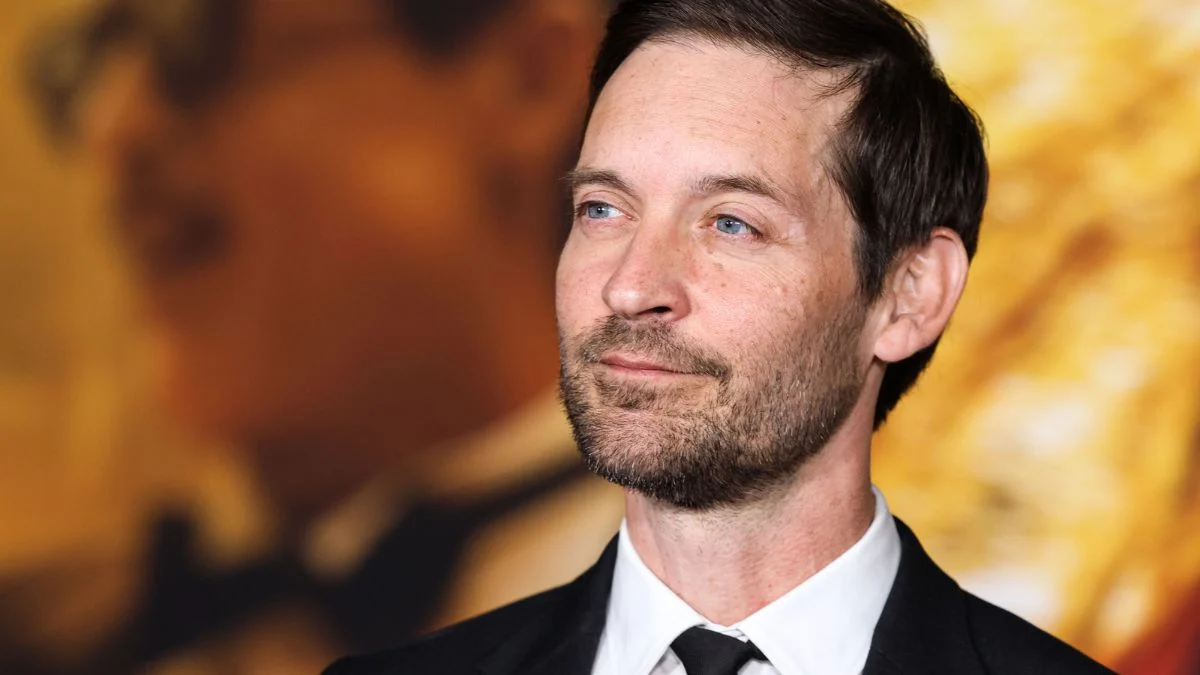 Tobey Maguire spotted scaling a wall in a true Spider-Man fashion while ...