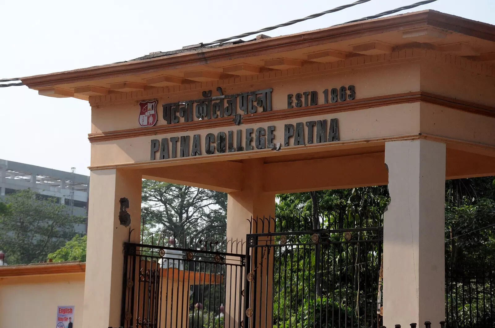 Patna College felicitates toppers, retired staff on foundation day