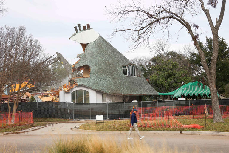 Car dealer demolishes Highland Park 'Mushroom House,' and another ...