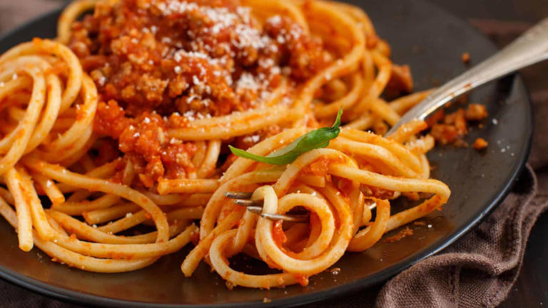 The only right way to eat spaghetti does not involve a spoon, according ...