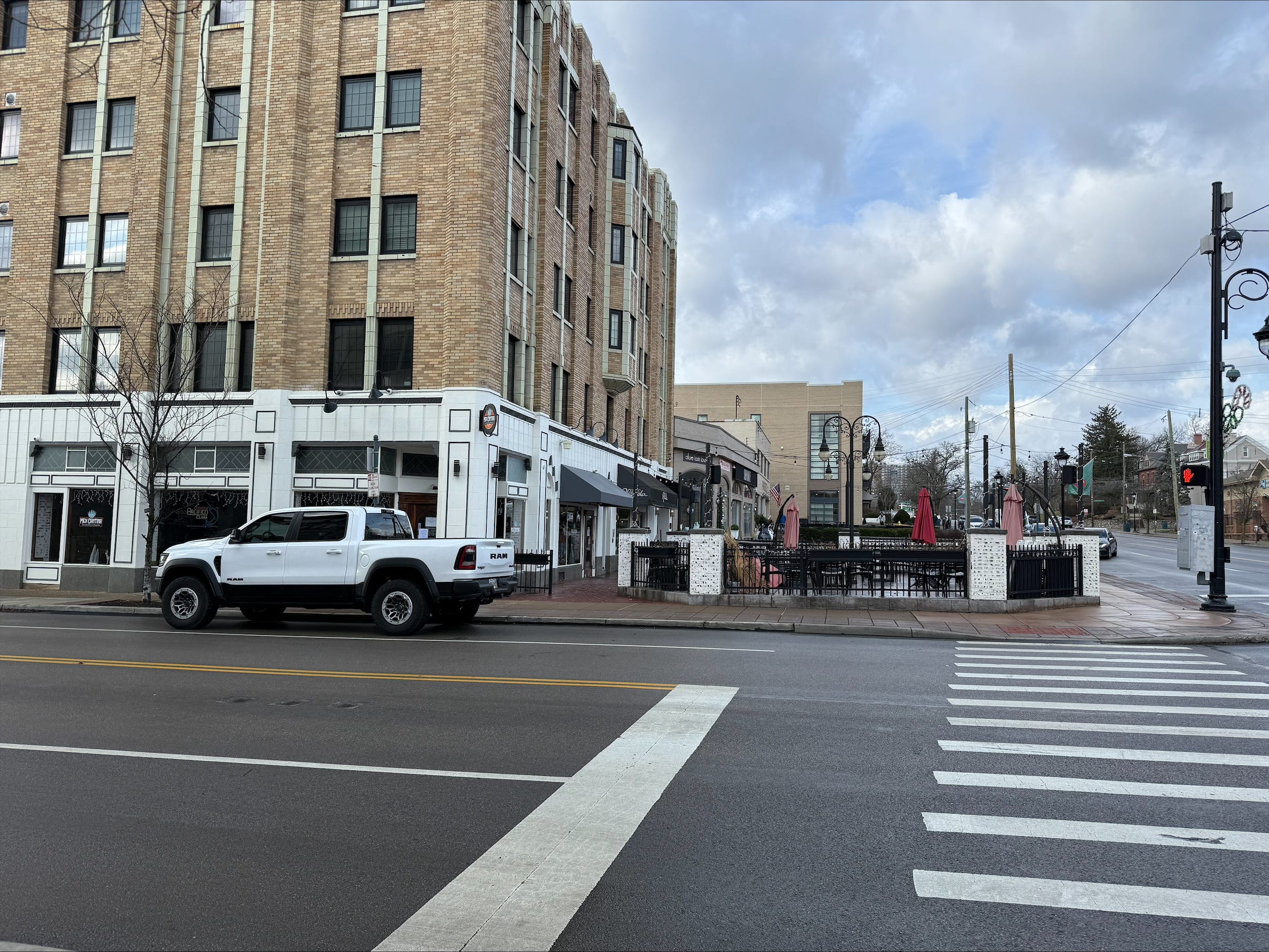 Hyde Park restaurant closes after 1.5 years, despite 16-year lease