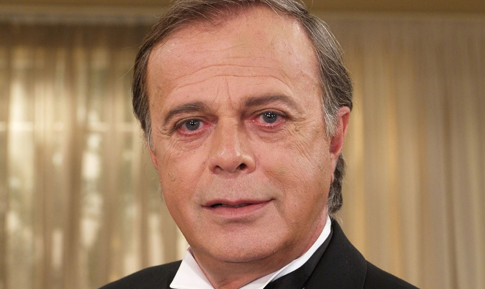 Χρήστος Πολίτης: Η φωτογραφία από το 1978 – Ποζάρει στο σαλόνι του ...