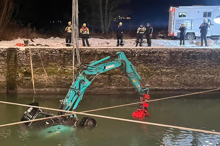 Wegen glatter Fahrbahn: Mann rutscht mit Bagger in Donau