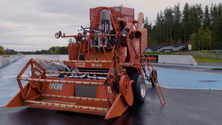 Old tractor, new engine: V8 combine harvester vs Shelby muscle car