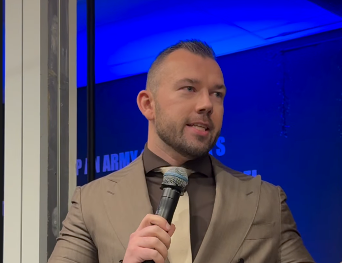 Omstreden gebedsgenezer Tom de Wal aangehouden in Tilburg