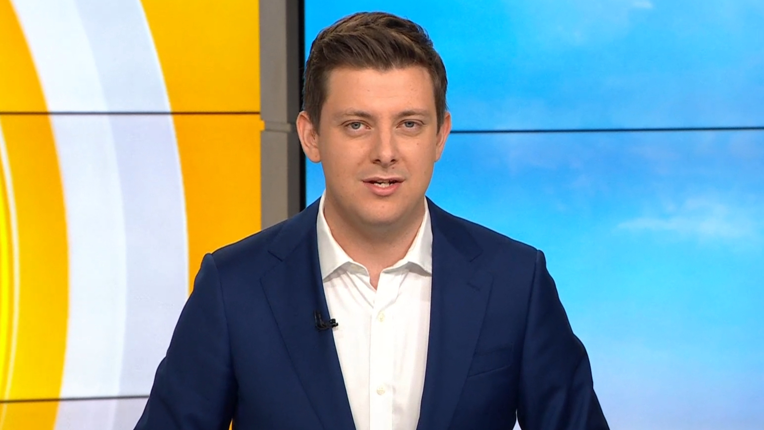 'High' chance of cyclone as rain sweeps Queensland coast