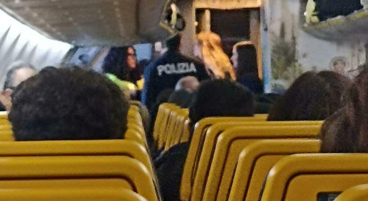 Bomboletta spray al peperoncino esplode su aereo Ryanair, aria ...