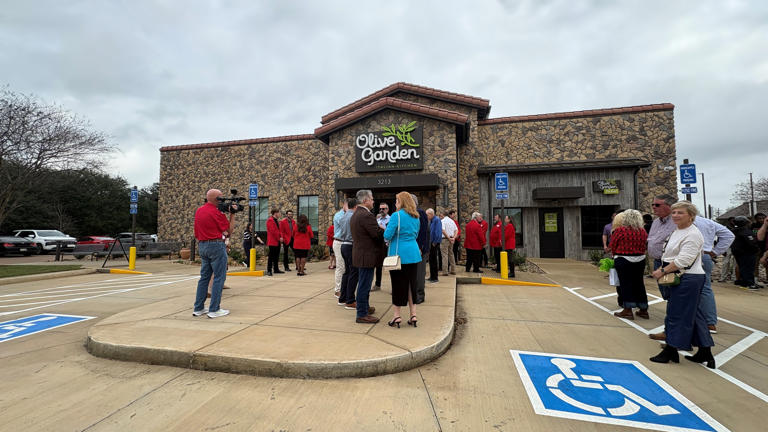 'Heard the excitement': Olive Garden readies to open in Alexandria