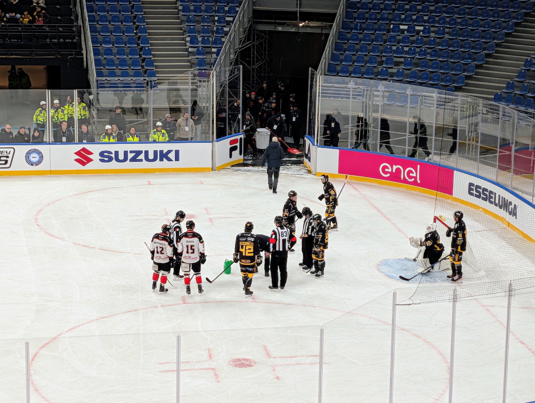 Disaster in Milan: A huge hole on the ice rink during the first test ...