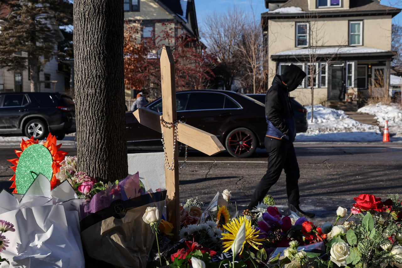 Moment of silence held at scene of Renee Good’s death days after ...