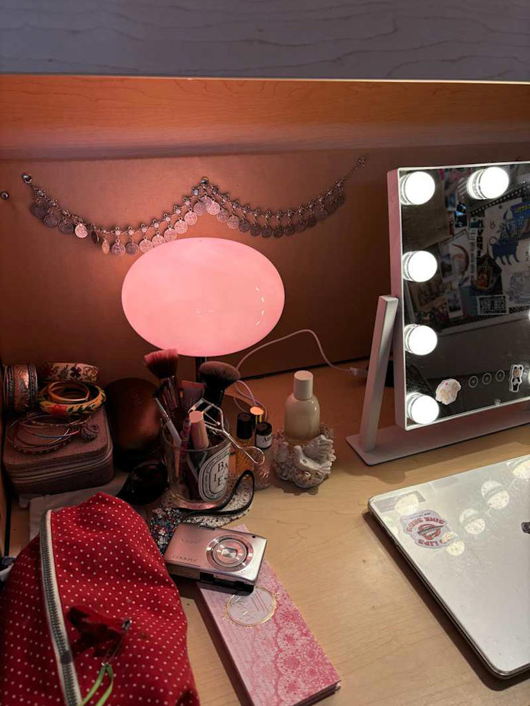 This UVM freshman's cozy-maximalist dorm follows the smartest decor ...