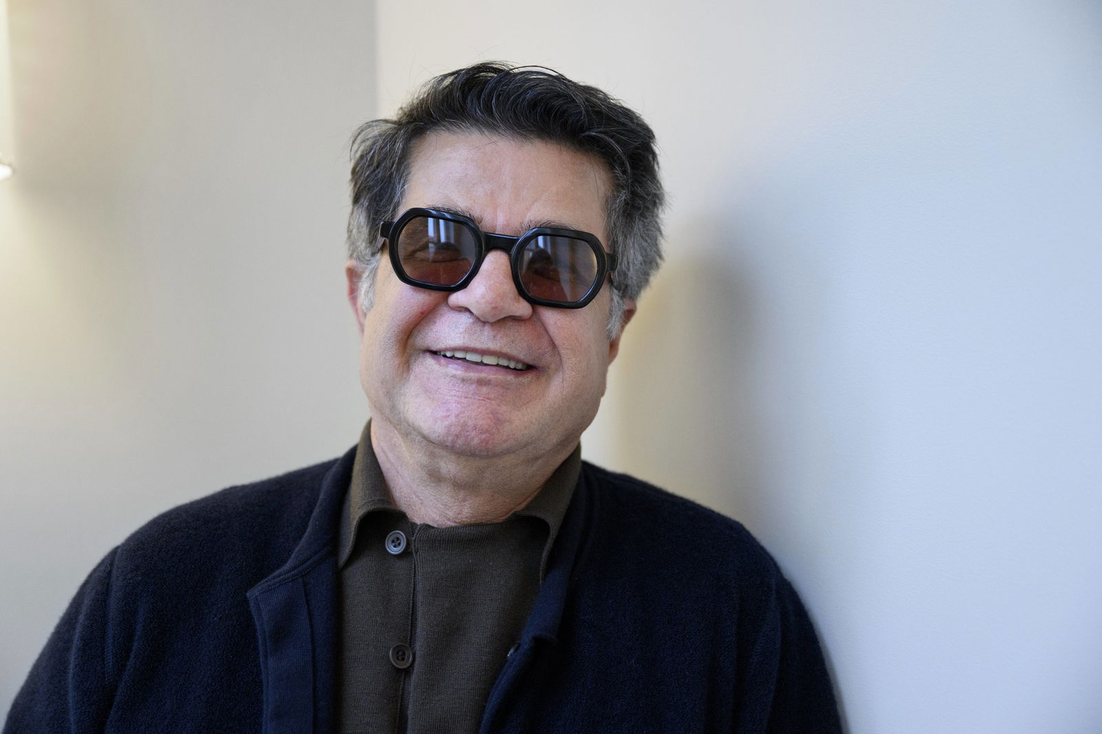 "I have to go," Jafar Panahi accepts his Golden Globes duty for 'It Was ...