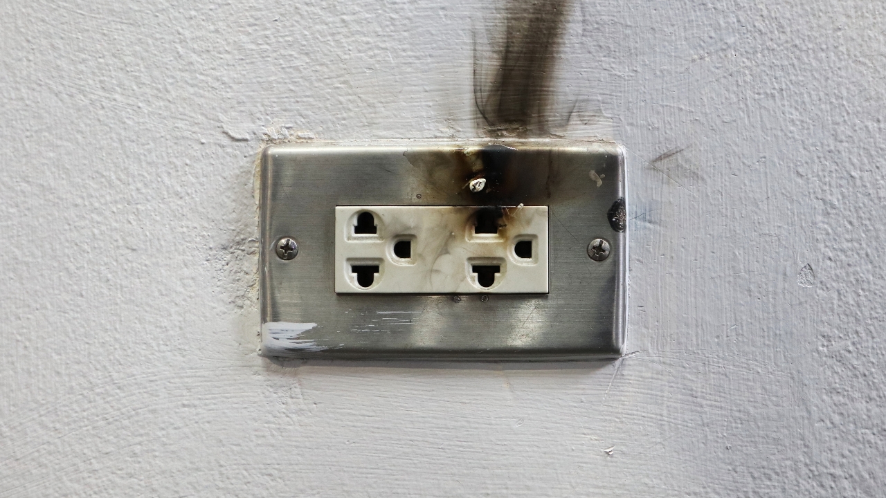 The outlet warning sign that shows up right before something fails