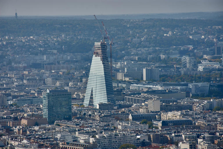 À Paris, ce nouveau gratte-ciel, mystérieuse pyramide de 180 mètres, va ...