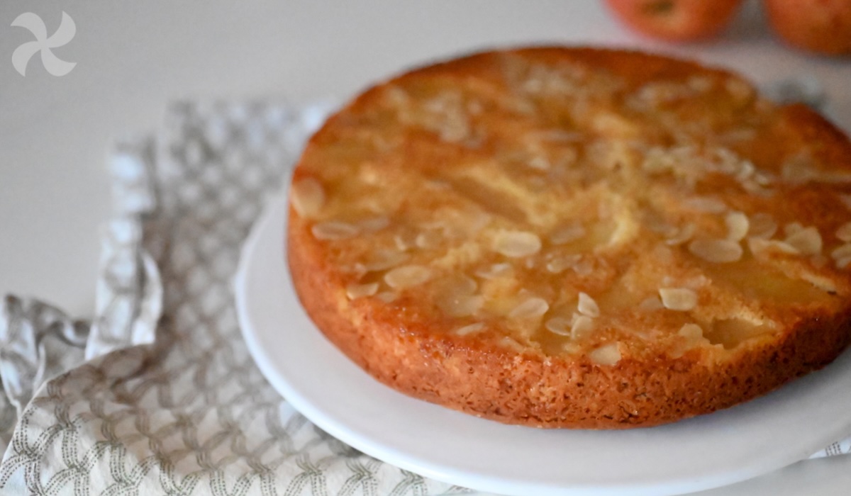 Bizcocho invertido de manzana, almendras y miel