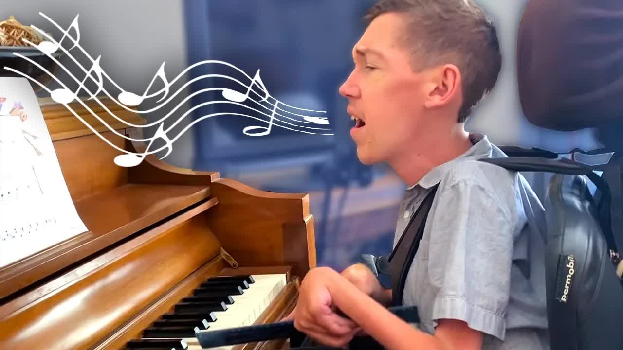 Disabled giraffe learns to play piano and sing