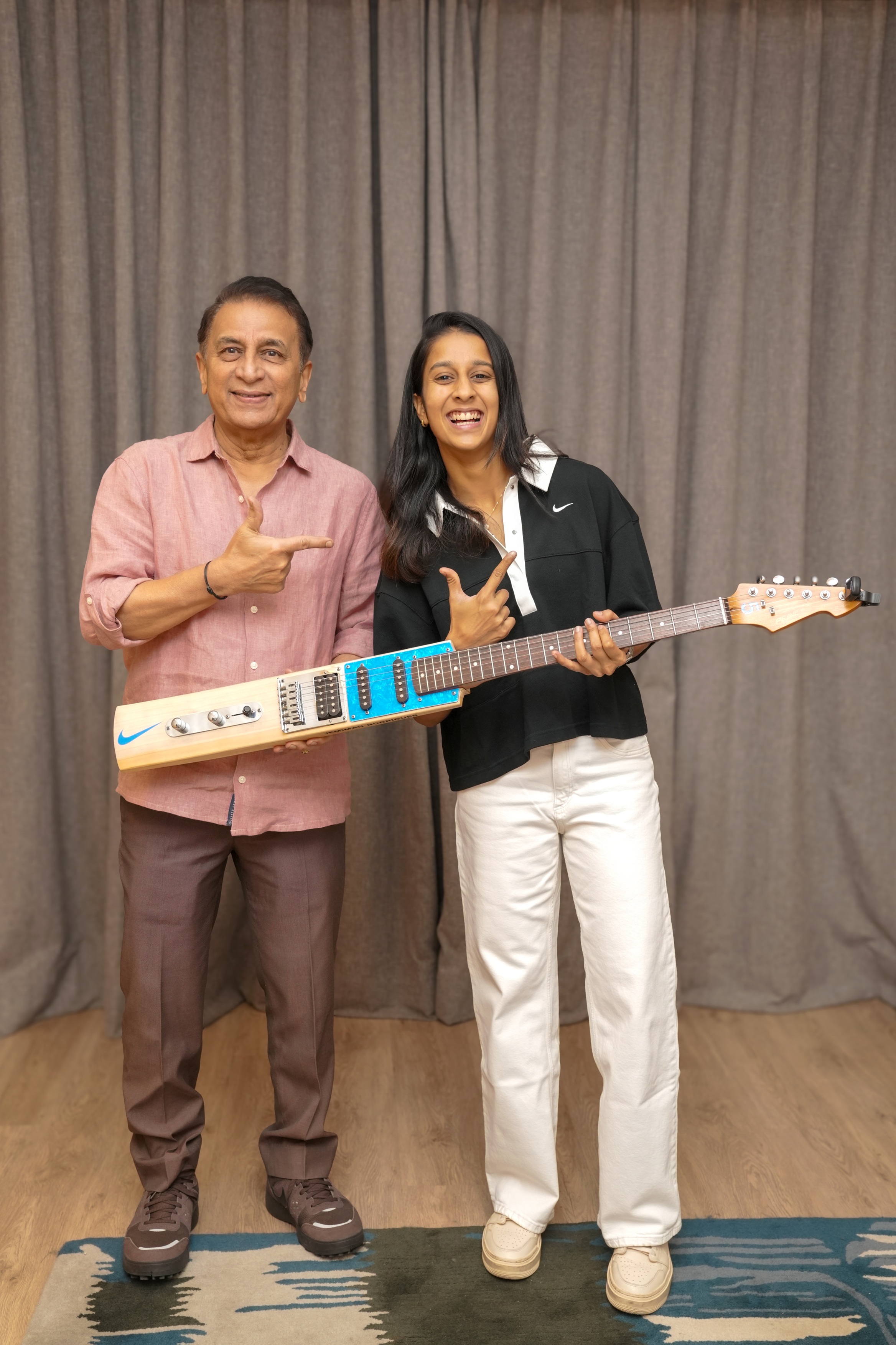 unil Gavaskar Gifts Jemimah Rodrigues a Unique ‘Bat-ar’ in Special Jam ...