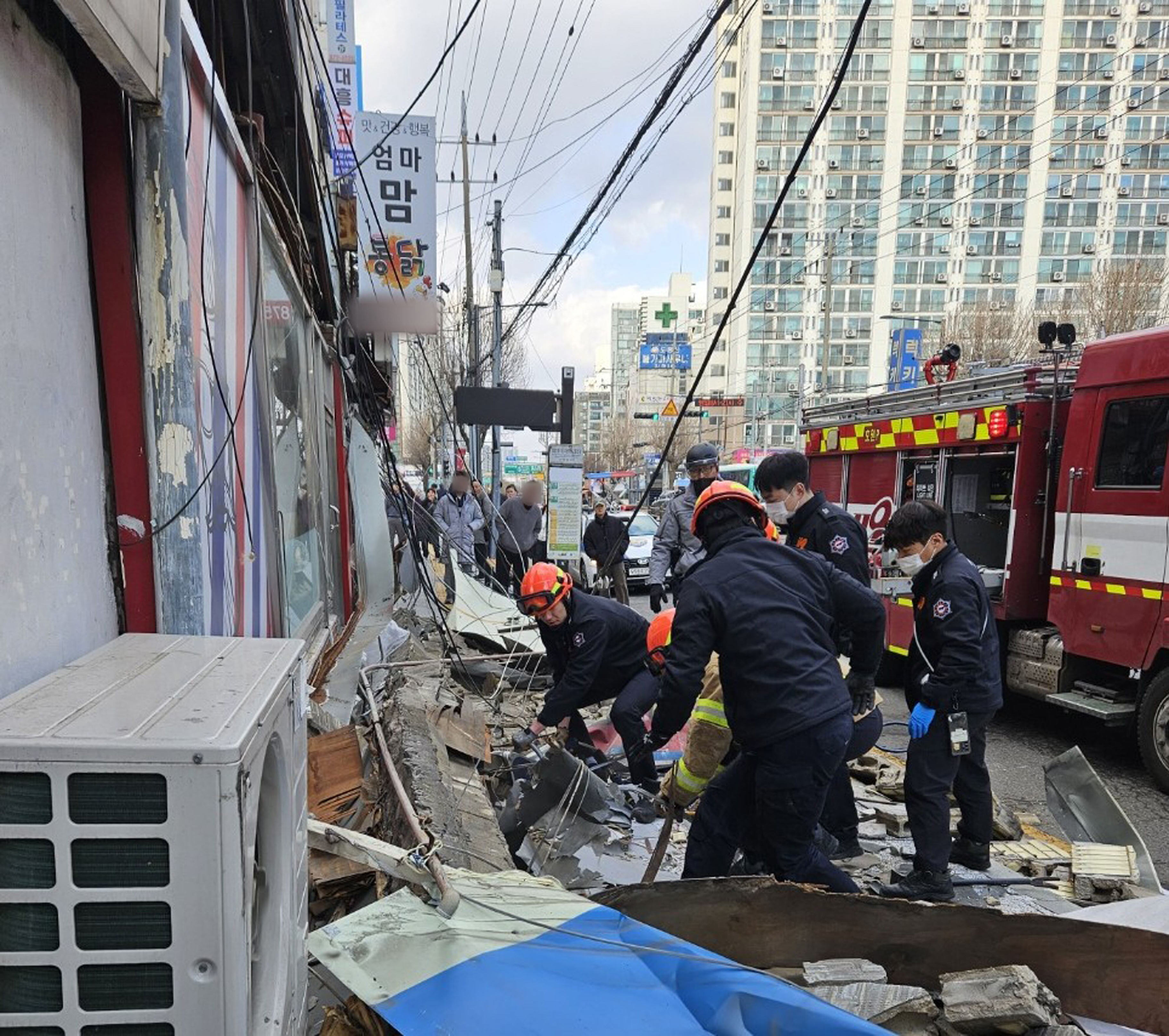 Uijeongbu Sign Collapse Kills 20s Pedestrian