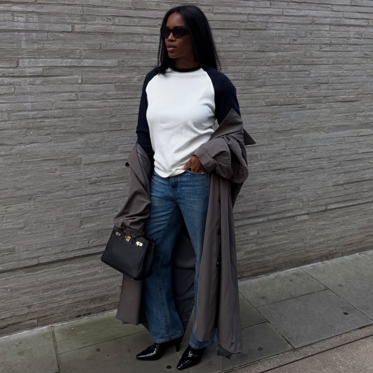 7 easy but elegant jeans outfits to copy in 2026