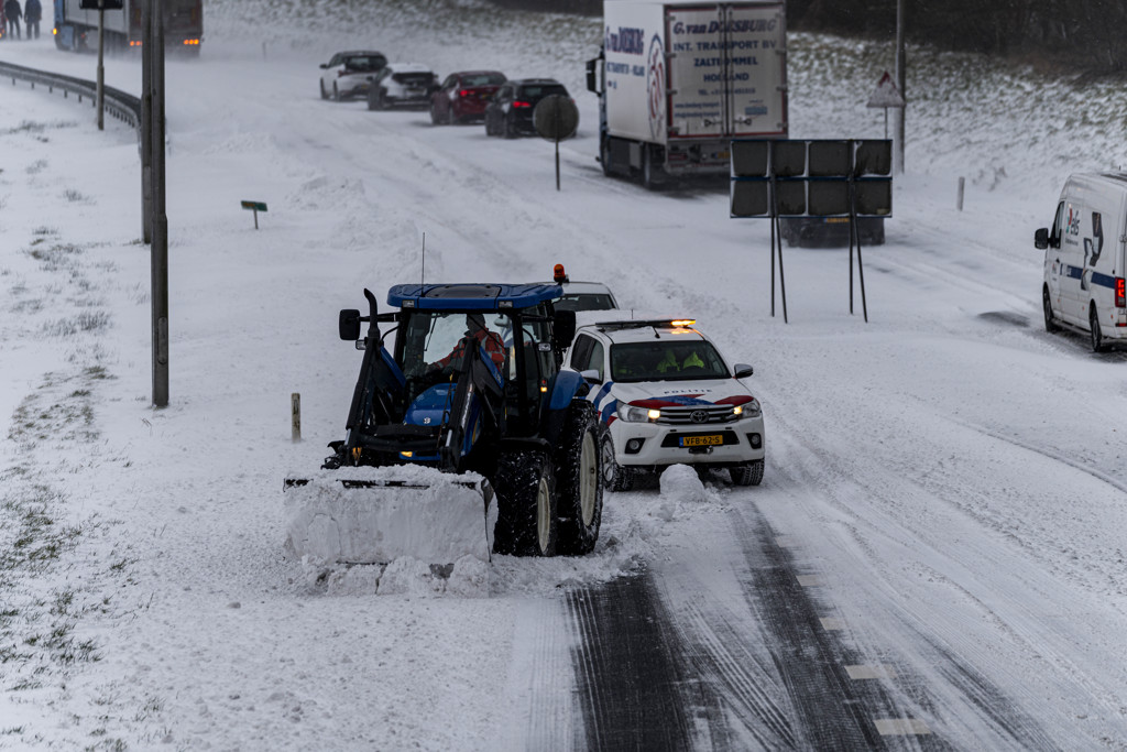 Code oranje in noorden, maar overal is het 'verraderlijk glad' op de weg