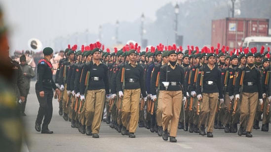 Cold, toxic smog fails to deter Republic Day parade participants ...