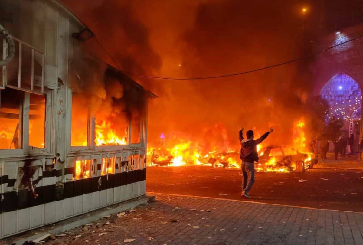 Κλιμακώνεται η εξέγερση στο Ιράν: Πυρπόλησαν κυβερνητικά κτίρια και ...