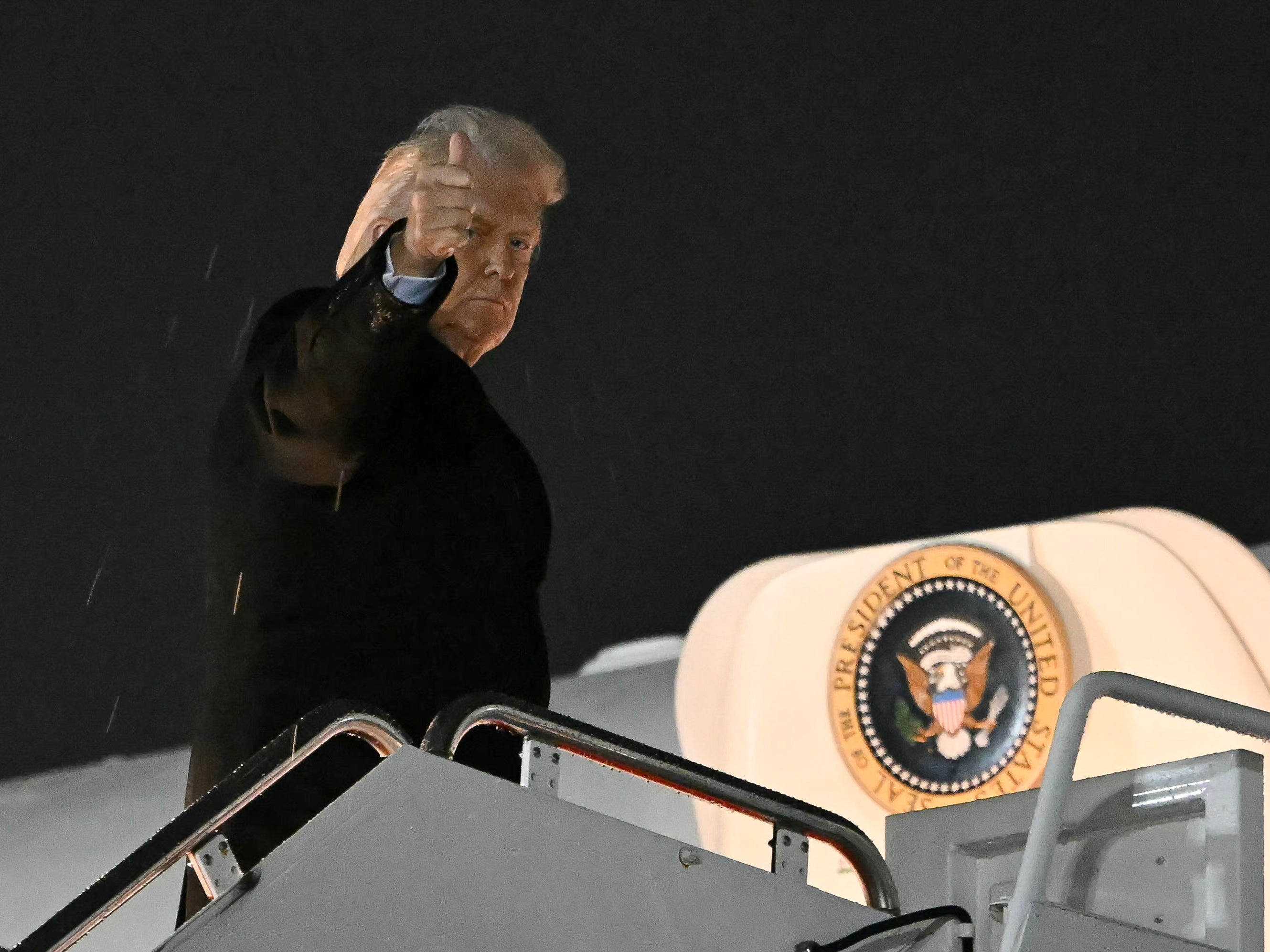 Trump calls for a one-year 10% cap on credit card interest in a Truth ...