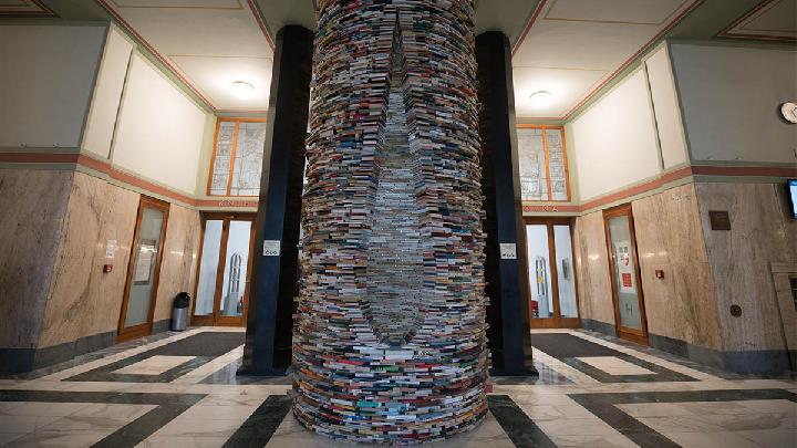 Menara buku unik yang jadi atraksi wisata ramai di Praha