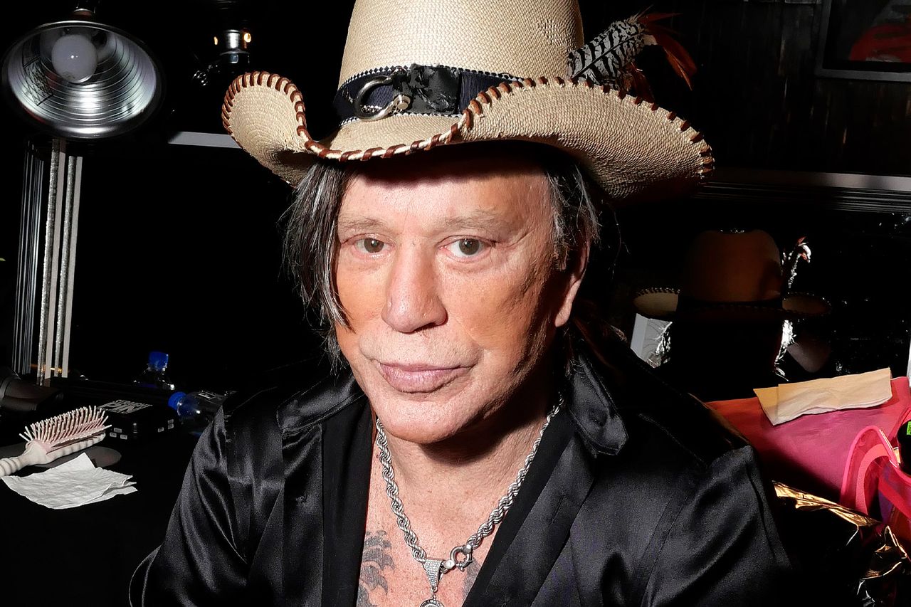 Mickey Rourke surrendered a shotgun he owned to authorities this week ...