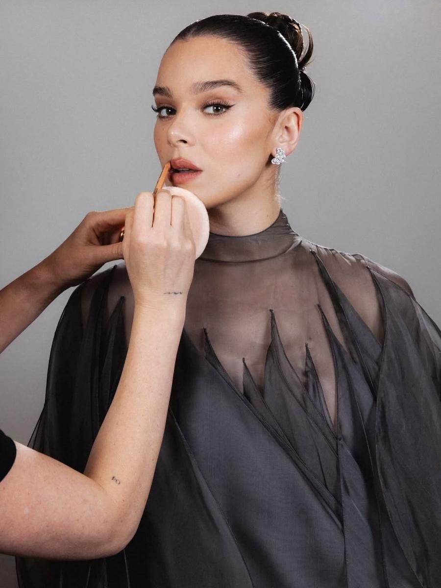 Intip bun hairstyle a la Hailee Steinfeld yang chic dan elegan