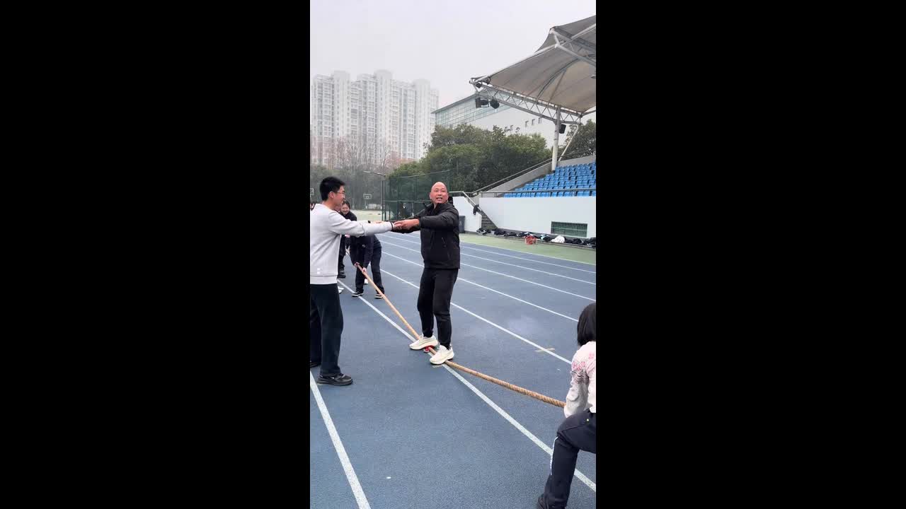 Unusual tug-of-war moment as commentator balances on rope in Zhejiang ...