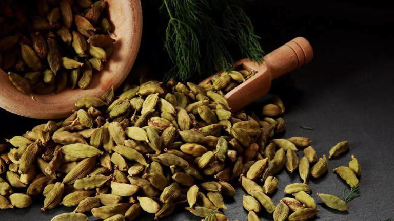 Why should you keep cardamom in your pocket before stepping out