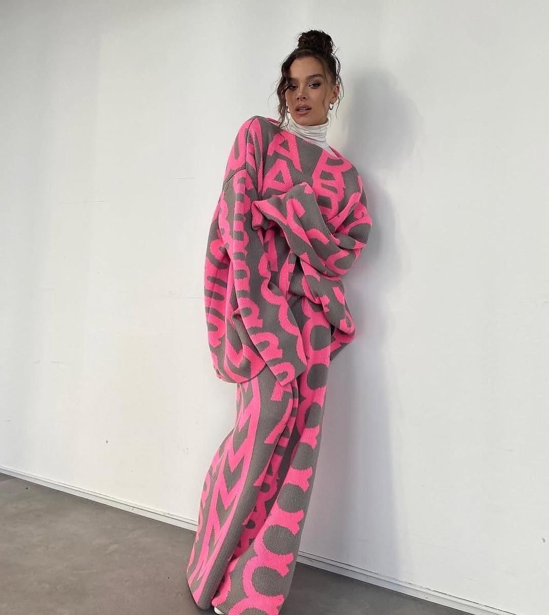 Intip bun hairstyle a la Hailee Steinfeld yang chic dan elegan