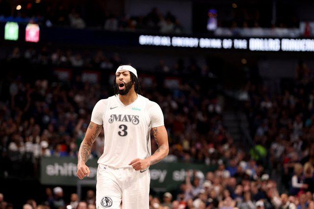 Mavs' Davis has ligament damage in left hand: report