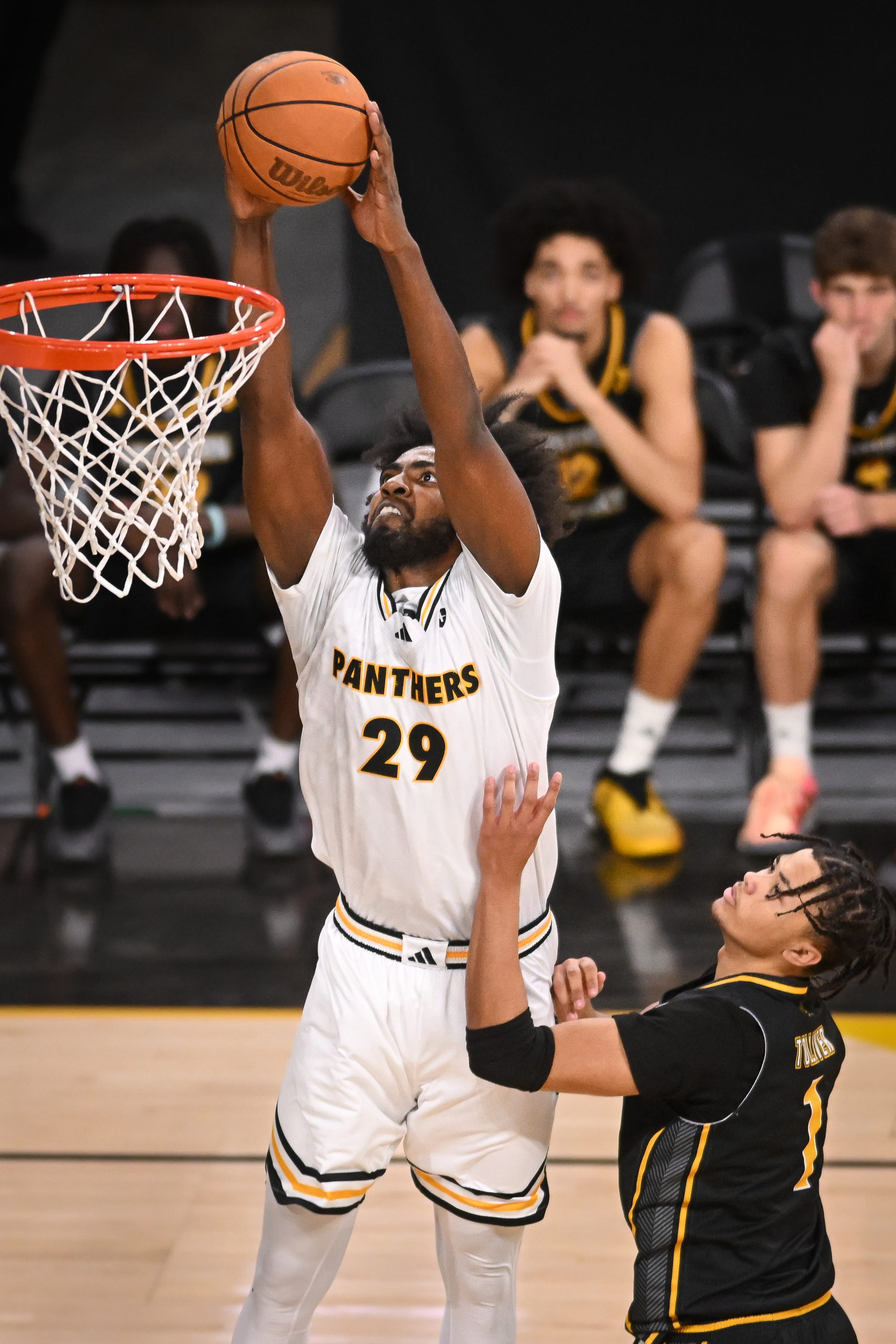 UWM snaps four-game losing streak, coach Bart Lundy wins 500th game