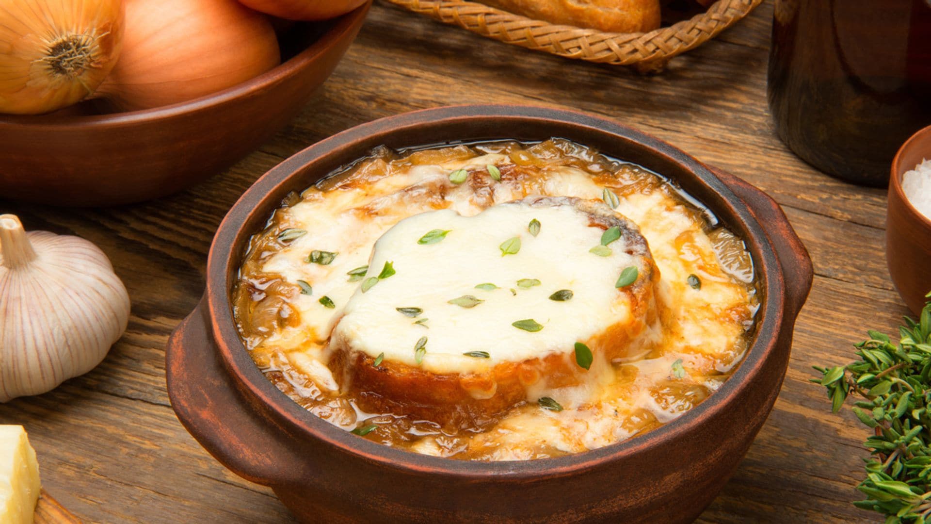 Sopa de cebolla casera: la receta perfecta para combatir el frío