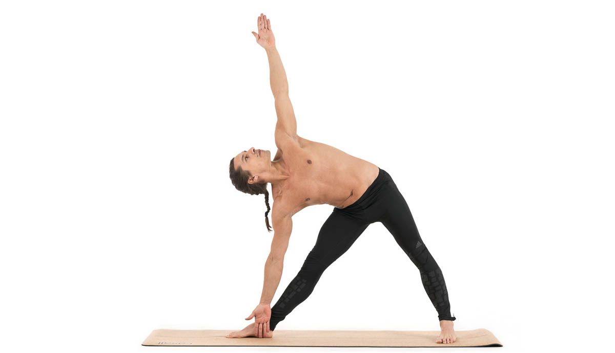 Triángulo extendido, la postura de yoga que fortalece el core y libera ...