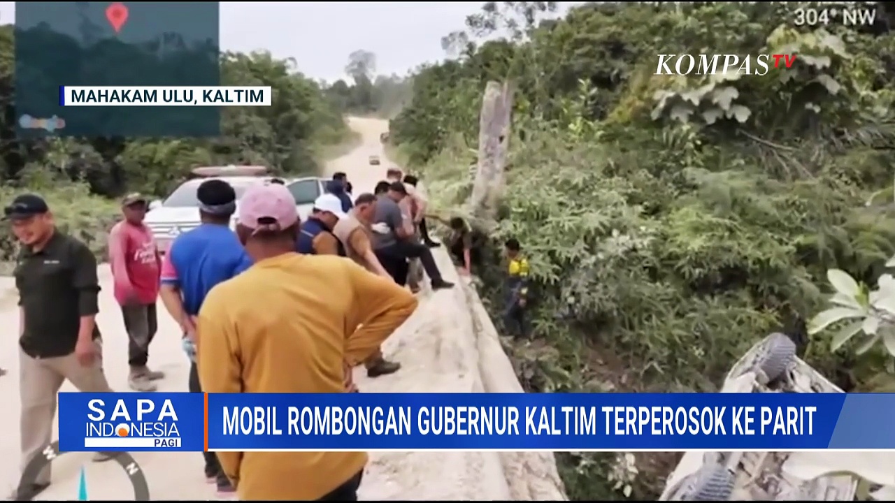 Mobil rombongan gubernur Kaltim terperosok ke parit saat kunjungan ...