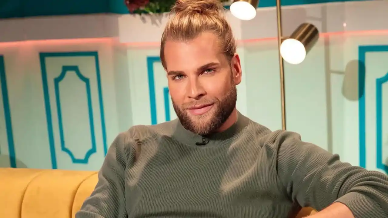 El cálido comedor de Eduardo Navarrete: con mesa de madera, pared ...