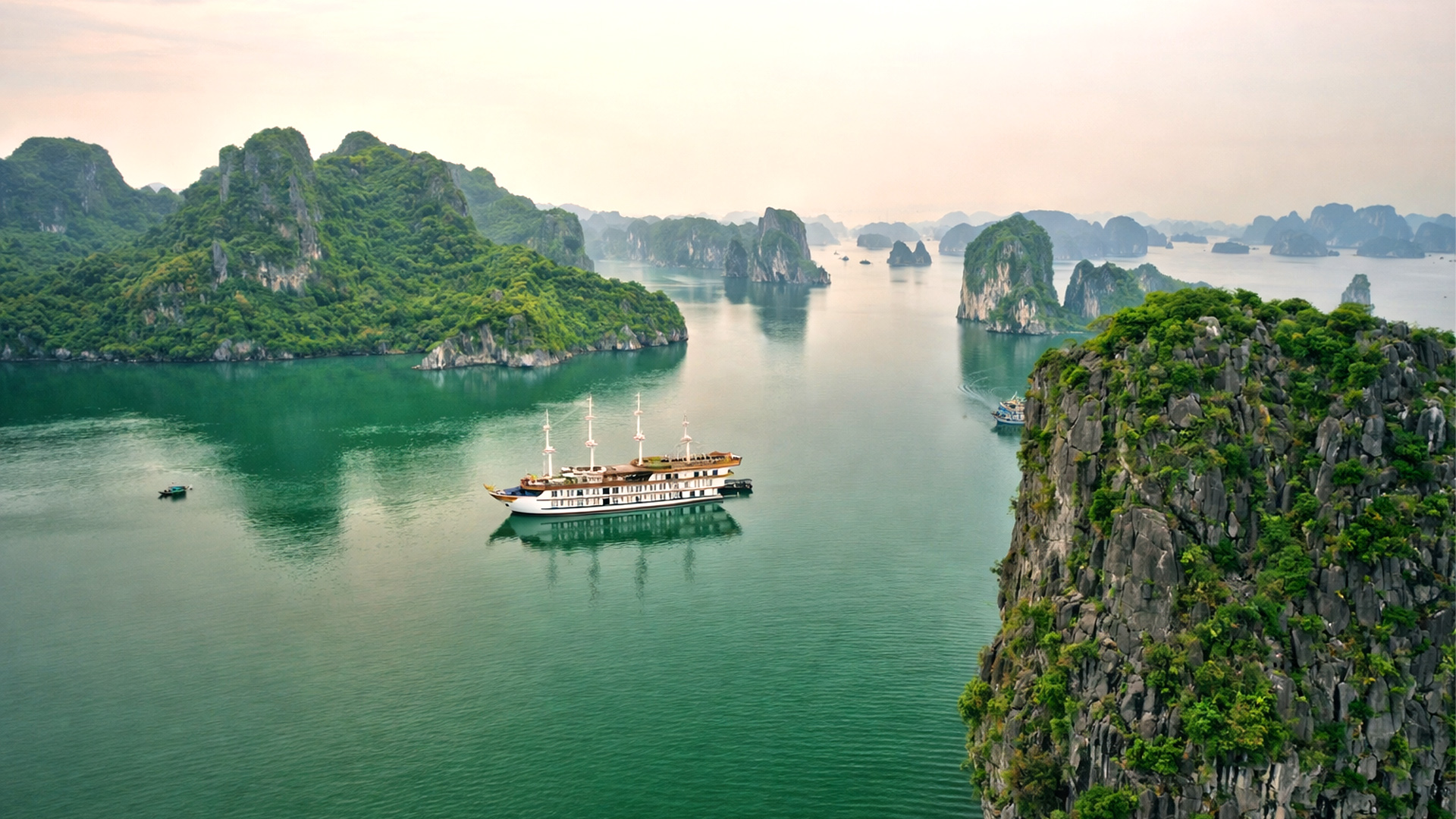 Smaragdgroen water en kalkstenen eilanden van Ha Long Bay