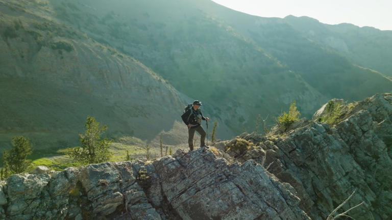 A filmmaker left a camera in a grizzly bear cave for 10 years. Here’s ...