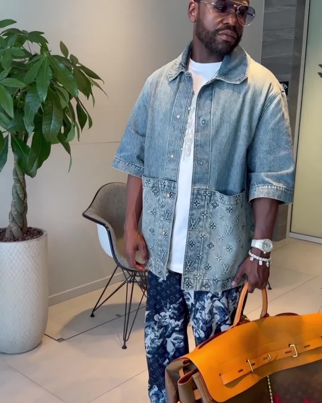 Floyd Mayweather Jr., Shows Off Just How Big Are The Bags He's Getting💰