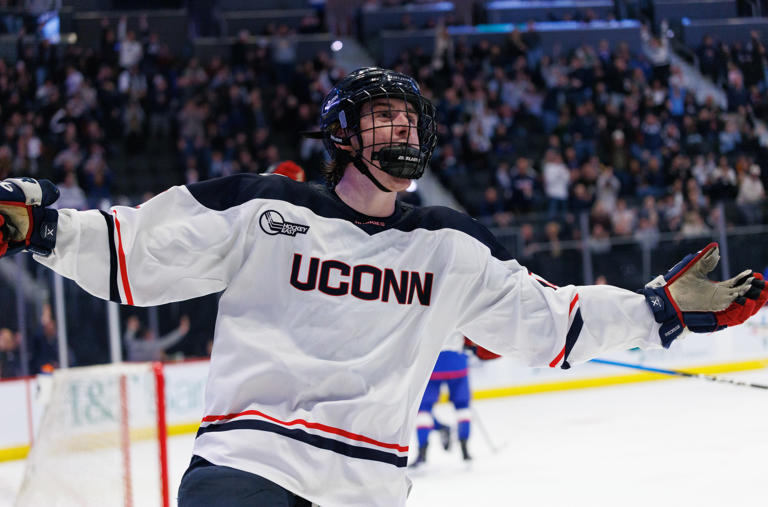 Photo gallery: UMass Lowell River Hawks @ UConn Huskies men’s hockey ...
