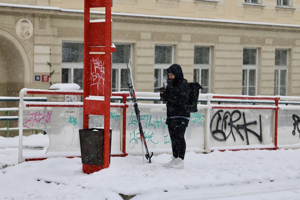 Sněhová kalamita v Praze: Komplikace na silnicích a zpoždění MHD